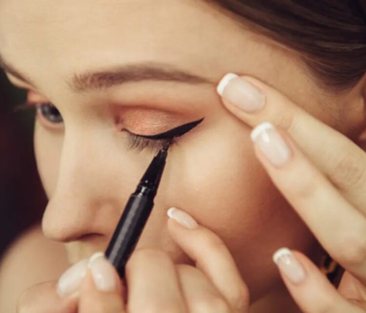 Tips Penggunaan Eyeliner Bagi Pemula - MS Cosmetic